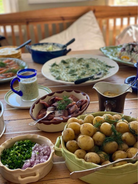 Snart är det midsommar! Hos mig innebär det sill, grill och jordgubbar ...