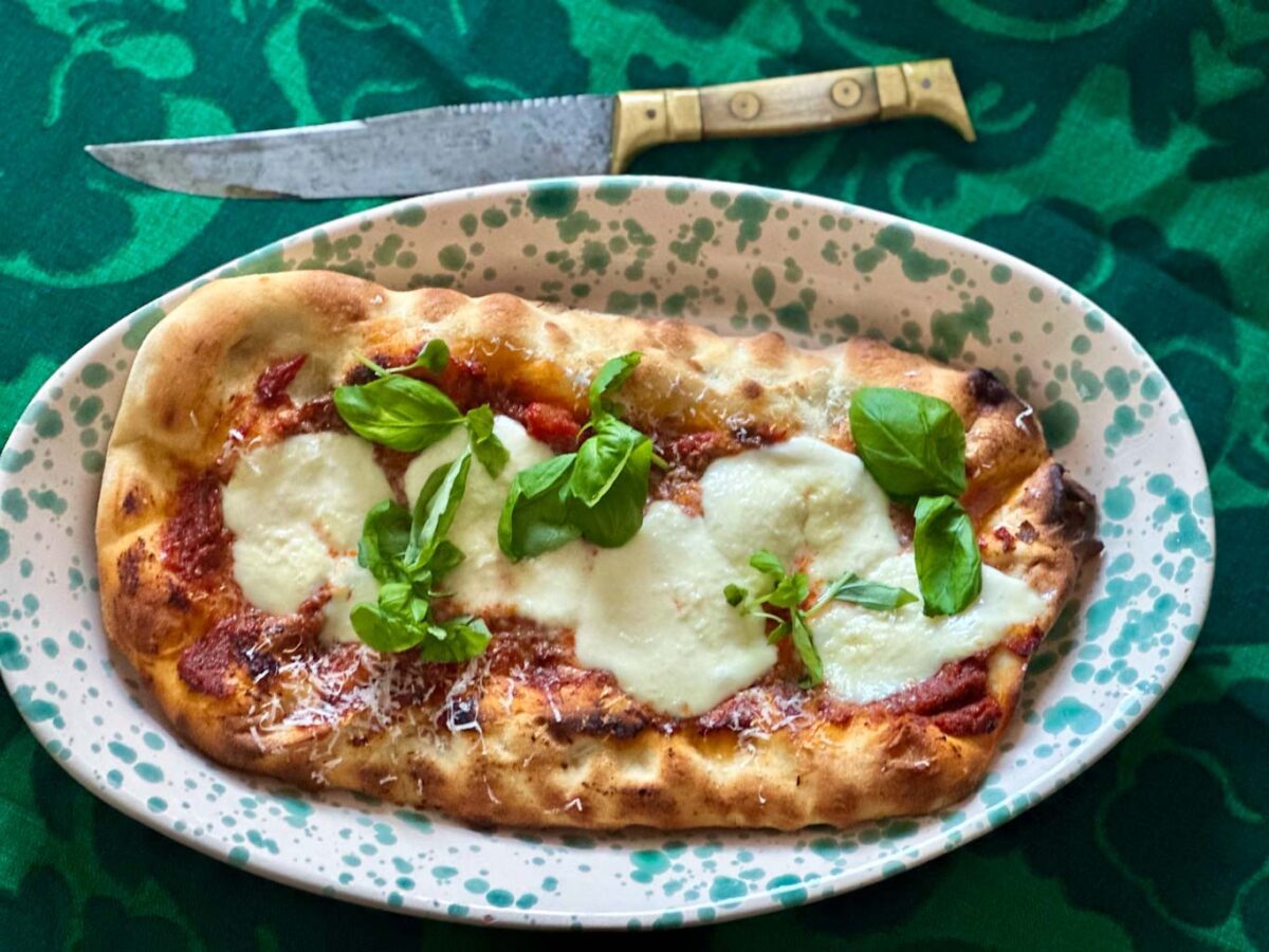 Det är lätt att laga pinsa, pizzans frasiga kusin!